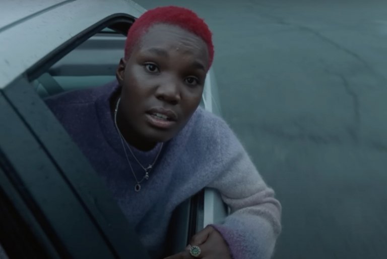 Arlo Parks a dévoilé le clip de « Weightless », son nouveau single ...